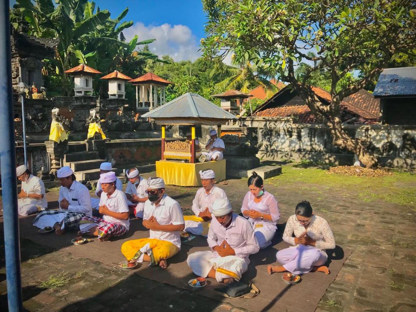 Kegiatan Persembahyangan Hari Raya Tumpek Landep di Pura Desa Adat ...