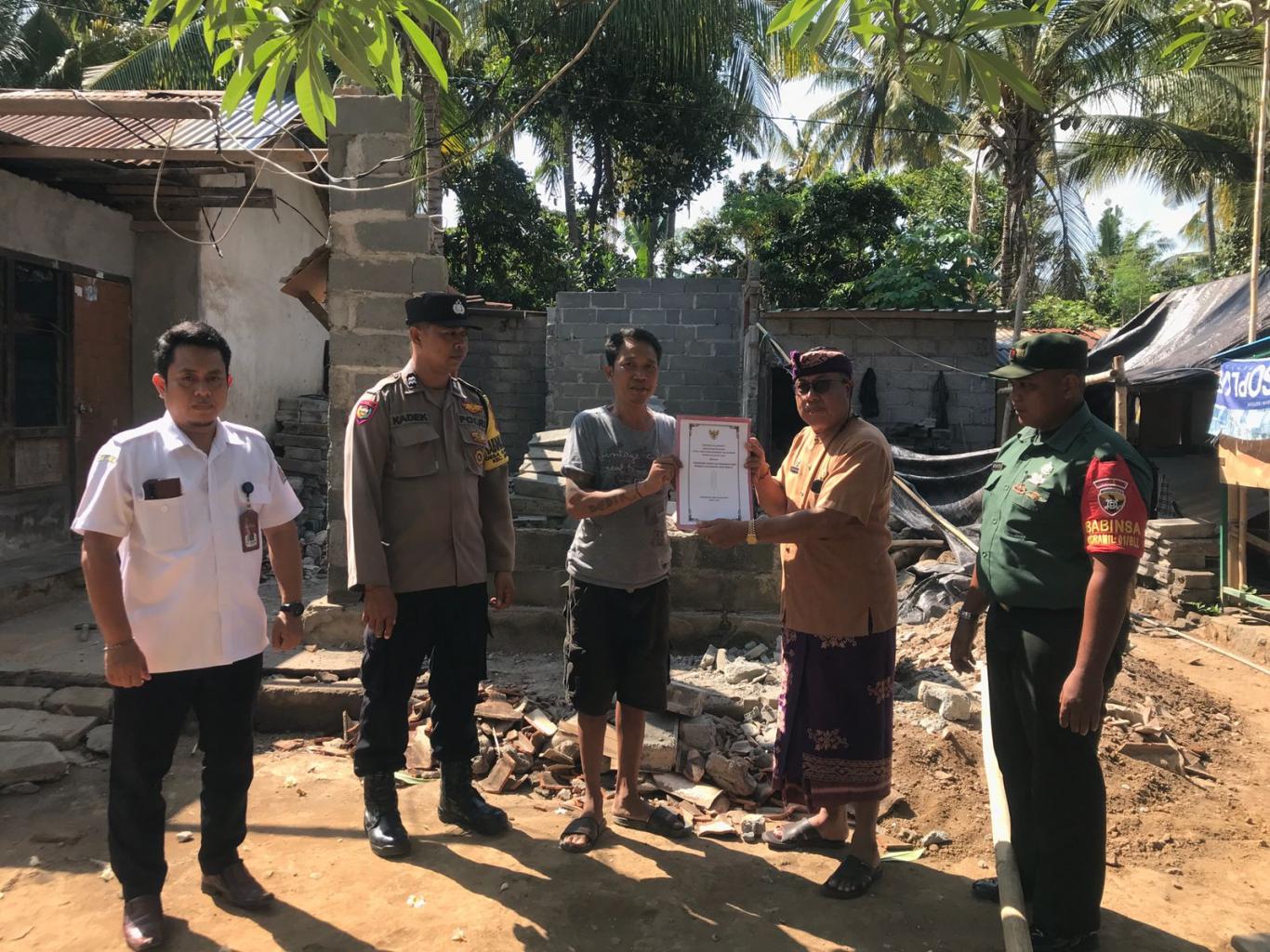 PENYERAHAN BAHAN PENERIMA BANTUAN RUMAH LAYAK HUNI DAN SEHAT DESA ...